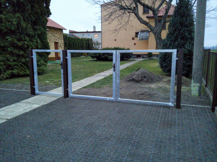 Křídlová brána a branka